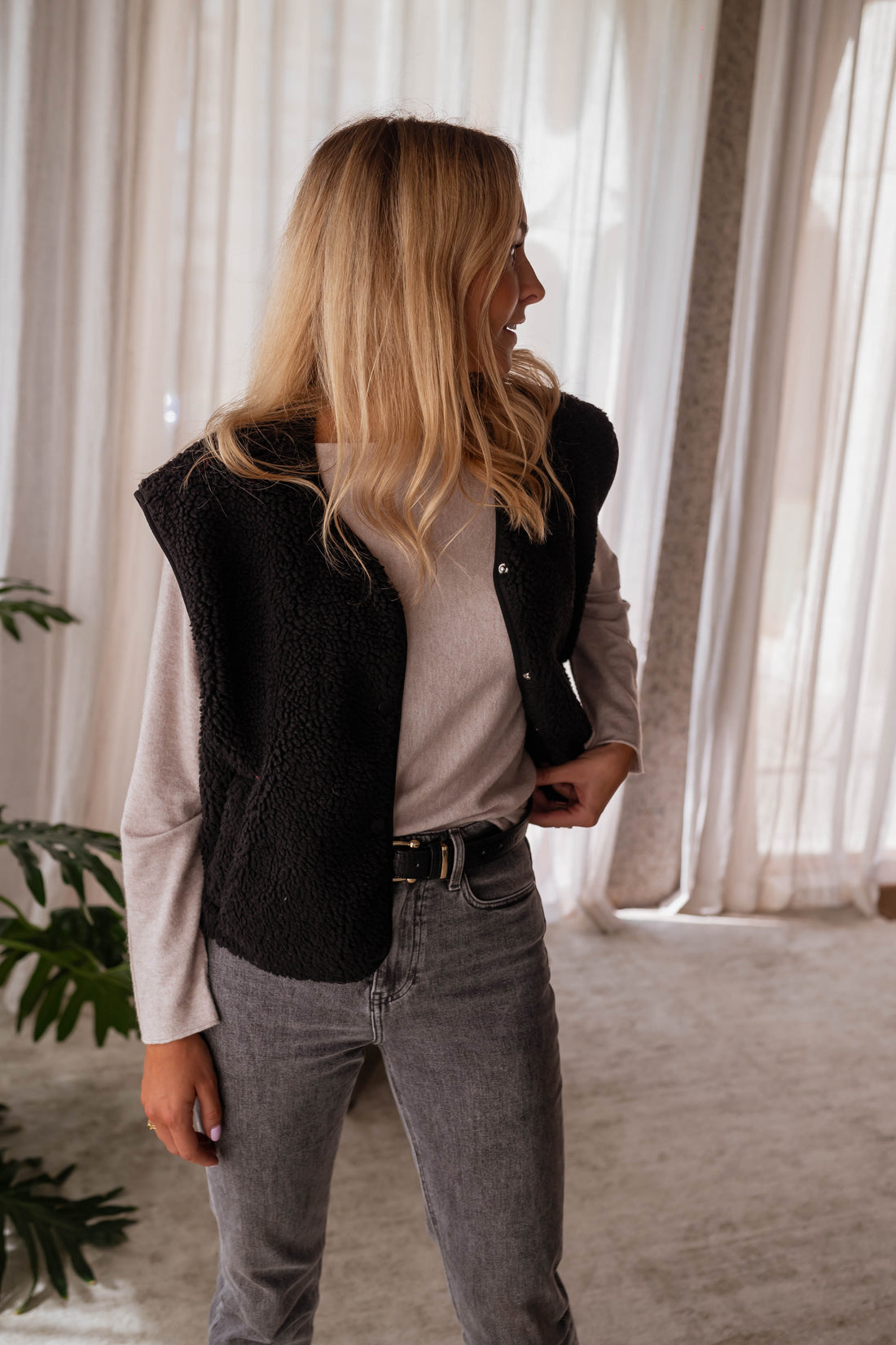 Black Taoh Vest – Easy Clothes North America